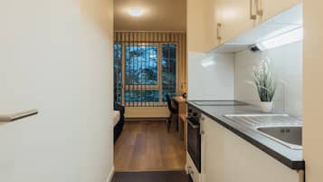 Minifrigorífico, um forno, uma placa de cozinha