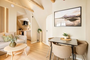 Apartamento Comfort, 2 camas de casal, não fumadores, casa de banho privativa | Sala de estar | Televisor