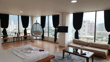 Estúdio luxo, vista para a cidade | Individualmente decorados, escrivaninha, quartos à prova de som