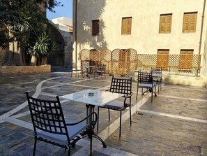 Roupas de cama antialérgicas, frigobar (abastecido com itens grátis)