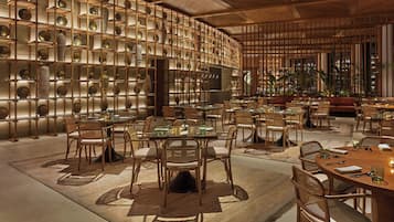 4 restaurantes: servem pequenos-almoços, almoços, jantares e brunches