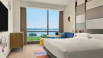 Quarto, 1 cama King, vista para o lago | Edredons de pluma, frigobar, cofres nos quartos, cortinas blackout