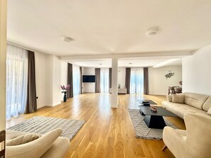 Apartamento Superior, Vista para a cidade | Sala de estar | Televisor LED