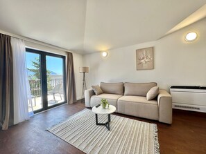 Apartamento, 2 quartos, Vista para a cidade | Sala de estar