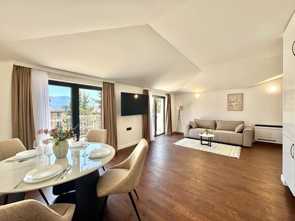 Apartamento, 2 quartos, Vista para a cidade | Sala de estar | Televisor LED