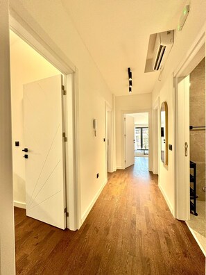 Apartamento, 2 quartos, Vista para a cidade | Roupa de alta qualidade, secretária