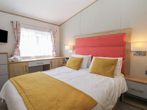 2 quartos, individualmente decorados, individualmente mobiliados