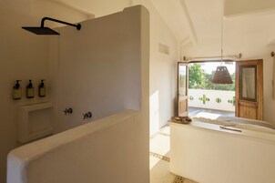Quarto casal conforto, 1 cama Queen, vista para o oceano | Banheiro | Chuveiro, toalhas de banho, sabonete, shampoo