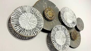 Conjunto de peças de arte em metal para parede, com padrões complexos e um elemento decorativo central.