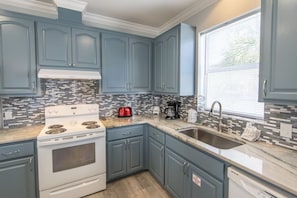 Casa, várias camas, varanda, vista parcial para o oceano (Just Add Salt) | Cozinha privada | Geladeira, micro-ondas, fogão, cooktop