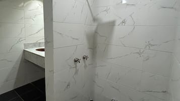 Apartamento standard, vista para a cidade | Banheiro