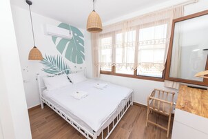 Quarto Duplo Comfort, Vista para a cidade | Secretária, secretária adequada para computadores portáteis 