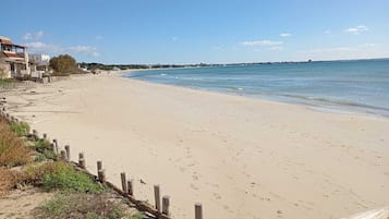 Na praia, areia branca