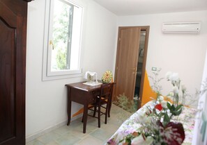 Quarto casal standard, vista para o pátio | Wi-Fi de cortesia, acesso para cadeiras de rodas