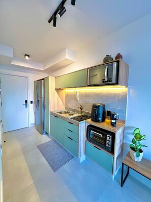 Estúdio Empresarial | Cozinha privada | Um micro-ondas, uma placa de cozinha, utensílios de cozinha 