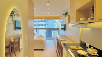 Estúdio Design | Cozinha privada | Um micro-ondas, uma placa de cozinha, utensílios de cozinha