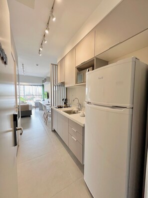 Estúdio Standard | Cozinha privada | Um micro-ondas, uma placa de cozinha, utensílios de cozinha 