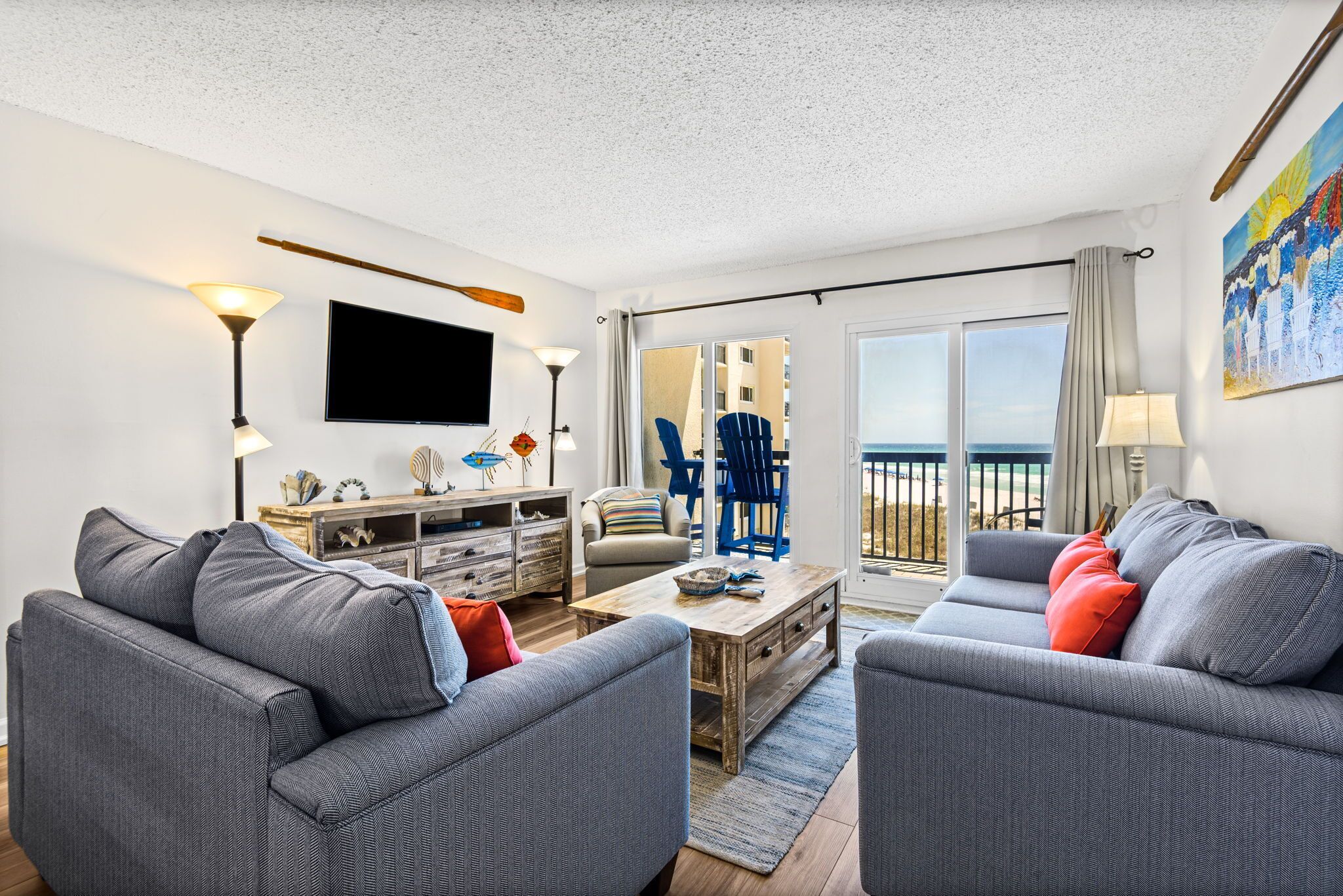 Condo, várias camas, sacada, vista para o oceano (Pinnacle Port B2306) | Área de estar | TV de tela plana 42 polegadas com canais digitais