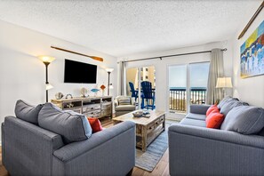 Condo, várias camas, sacada, vista para o oceano (Pinnacle Port B2306) | Área de estar | TV de tela plana 42 polegadas com canais digitais