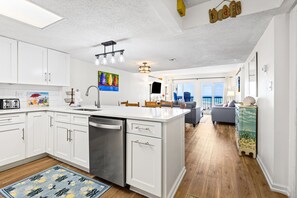 Condo, várias camas, sacada, vista para o oceano (Pinnacle Port B2306) | Cozinha privada | Geladeira, micro-ondas, fogão, cooktop