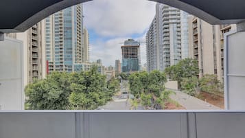 Quarto Duplo Superior para 1 Pessoa, 2 camas queen-size, não fumadores, Vista para a cidade | Vista para a cidade