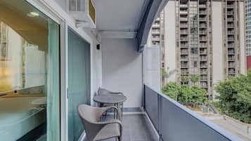 Quarto Duplo Superior para 1 Pessoa, 2 camas queen-size, não fumadores, Vista para a cidade | Terraço/pátio interior