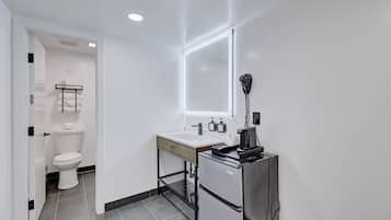 Quarto Individual Standard, 1 cama king-size, não fumadores | Casa de banho | Um polibã, artigos de higiene pessoal grátis, um secador de cabelo