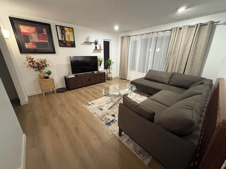 Spacious And Cozy Bunglow With 4 Bedrooms-sweet Home With Free Parkings - Regina