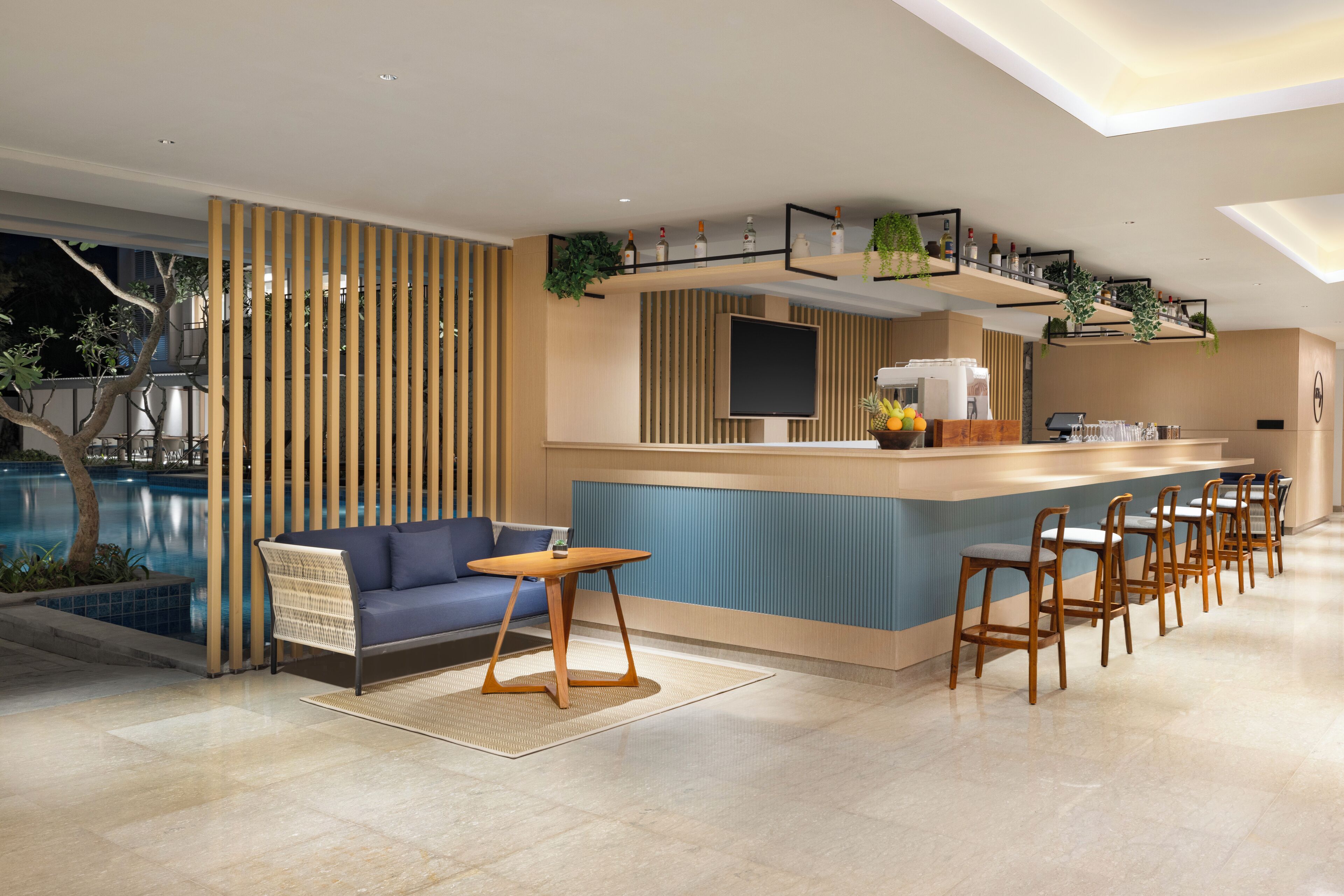 Piscina exterior, guarda-sóis, espreguiçadeiras 