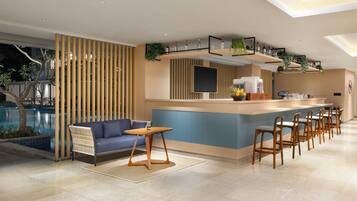 Piscina exterior, guarda-sóis, espreguiçadeiras