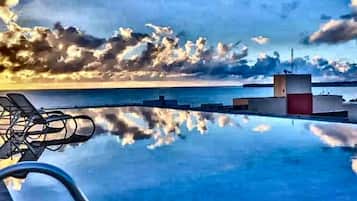 Quarto quádruplo luxo | Piscina | Piscina externa