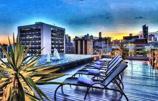 Quarto quádruplo luxo | Piscina | Piscina externa