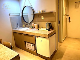 Quarto quádruplo luxo | Cofres nos quartos, Wi-Fi de cortesia