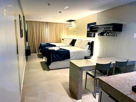 Quarto quádruplo luxo | Cofres nos quartos, Wi-Fi de cortesia