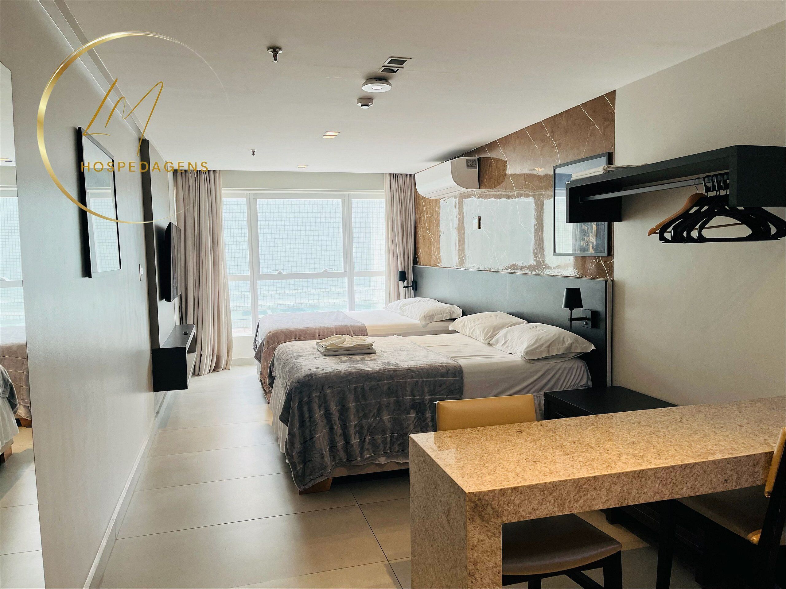 Quarto quádruplo luxo | Cofres nos quartos, Wi-Fi de cortesia