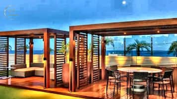 Quarto quádruplo luxo | Opções para refeição ao ar livre