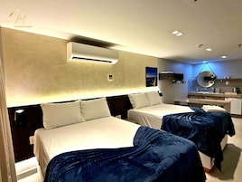 Quarto quádruplo luxo | Cofres nos quartos, Wi-Fi de cortesia