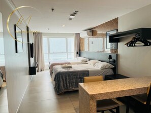 Quarto quádruplo luxo | Cofres nos quartos, Wi-Fi de cortesia