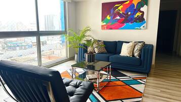 Apartamento conforto, vista para a cidade | Área de estar