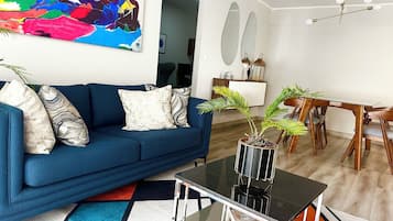 Apartamento conforto, vista para a cidade | Área de estar