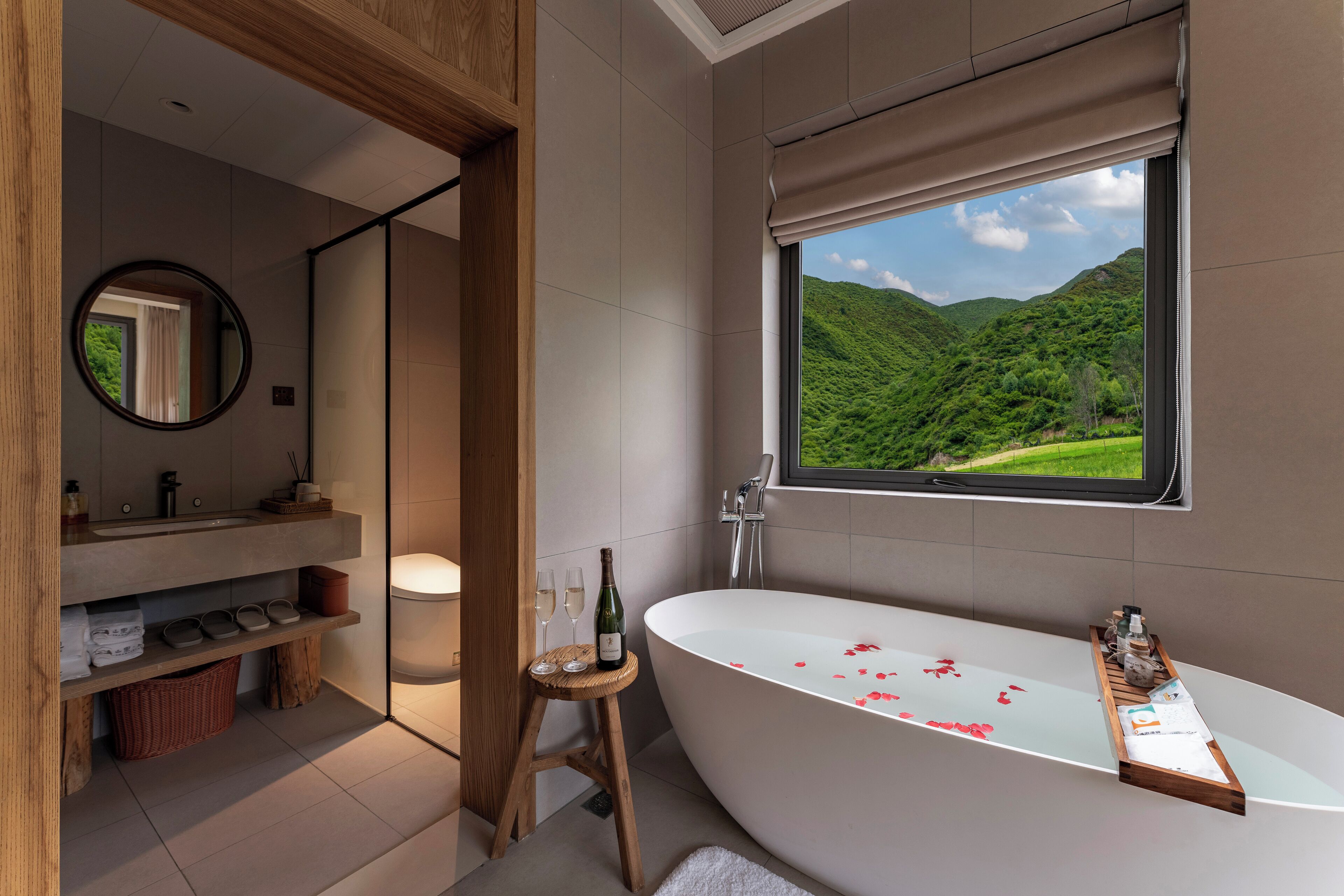 Quarto casal superluxo | Escrivaninha, cortinas blackout, Wi-Fi de cortesia