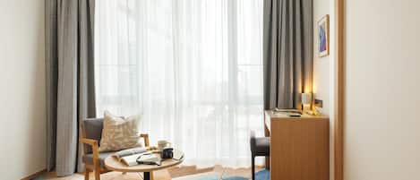Quarto Standard | Cortinas/cortinados opacos, Wi-fi grátis, roupa de cama fornecida