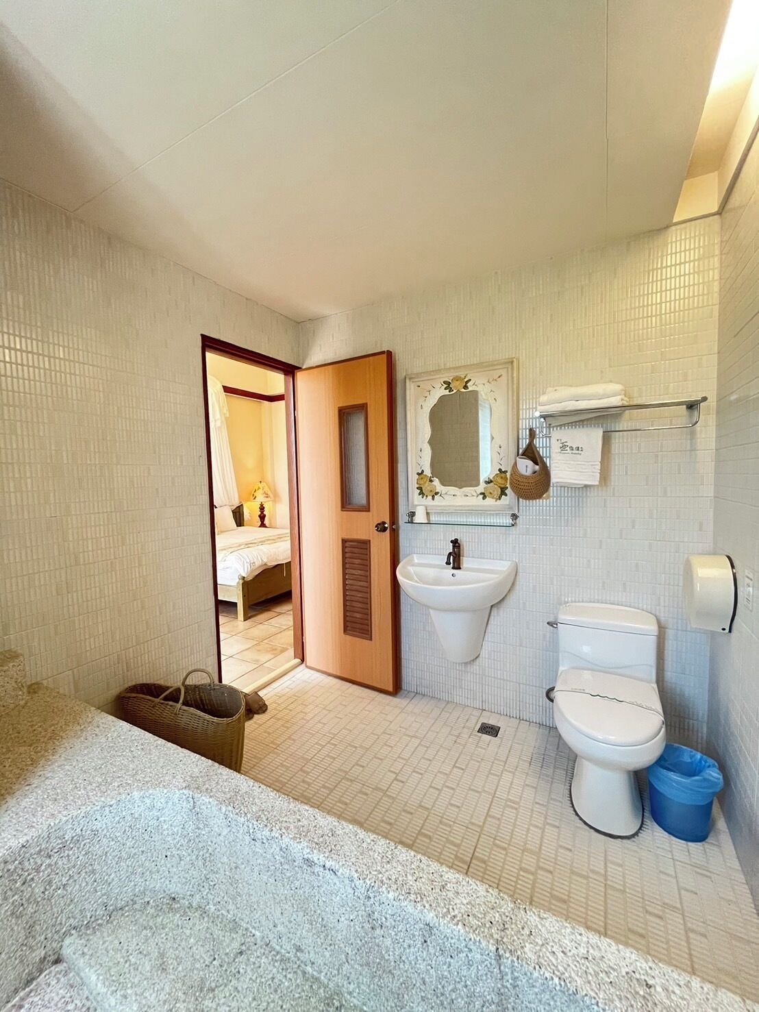 Quarto casal superior, sacada, vista para o pátio | Banheiro | Chinelos 