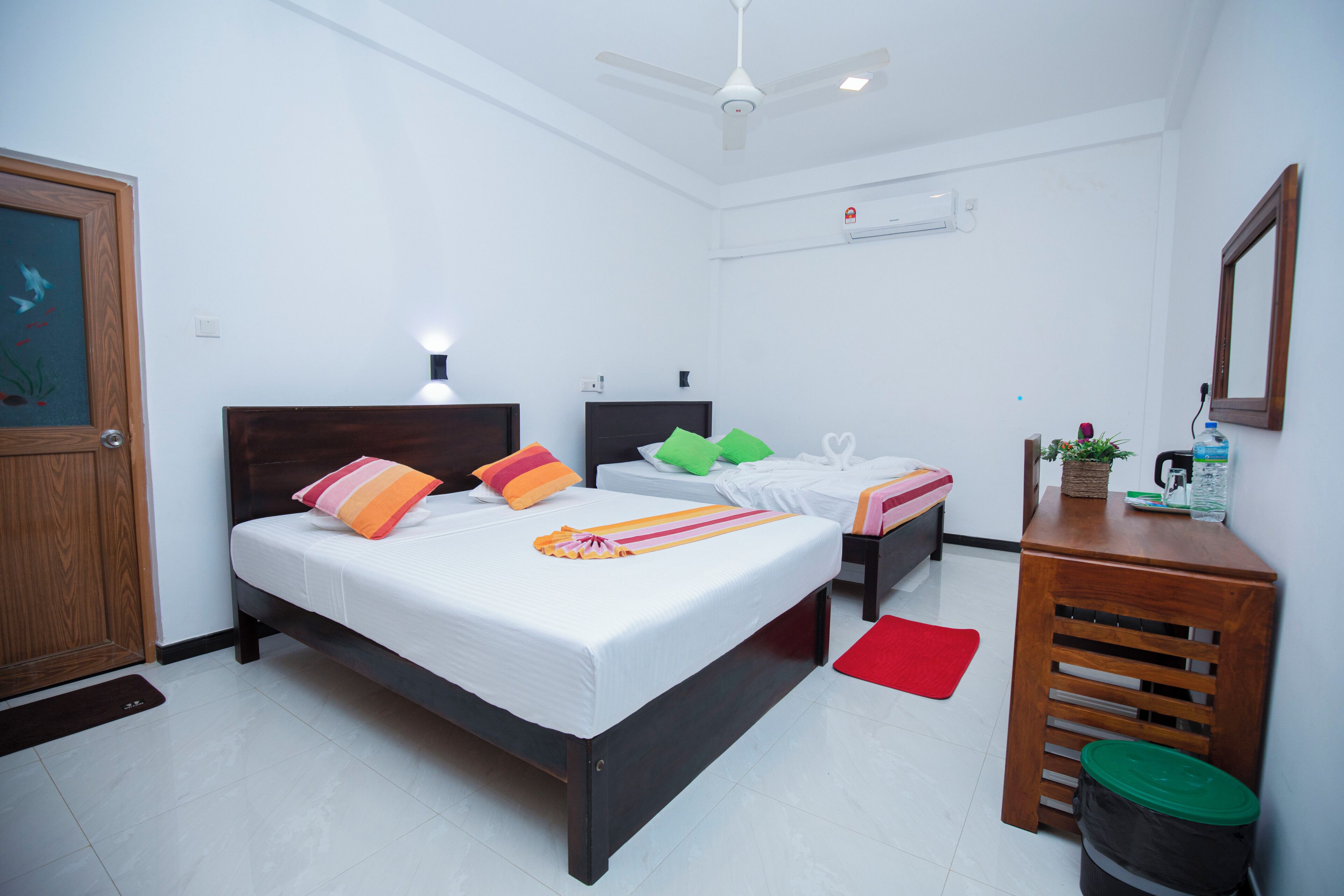 Quarto Quádruplo Deluxe, 2 camas de casal, ar condicionado, vista para o jardim | Secretária, secretária adequada para computadores portáteis 