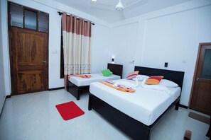 Quarto Duplo Standard, ar condicionado, vista para o jardim | Secretária, secretária adequada para computadores portáteis 