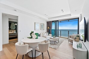 Apartamento Elite, 2 quartos, vista para o oceano | Sala de estar | Smart TV de 75 cm com canais digitais 