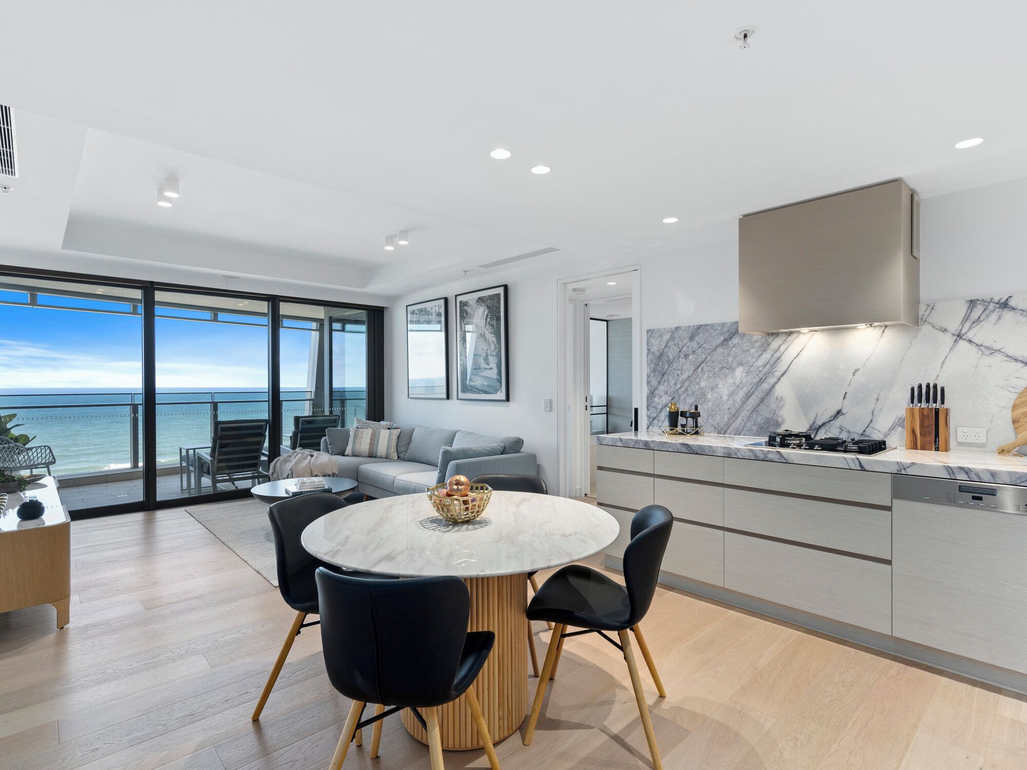 Apartamento Elite, 1 quarto, vista para o oceano | Sala de estar | Smart TV de 75 cm com canais digitais 