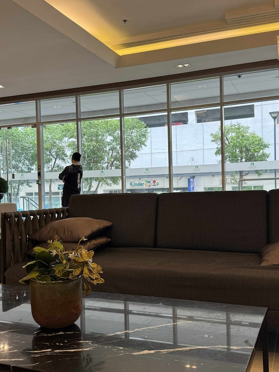 Condo In Sm North, Quezon City With Pool, Netflix, Wifi, Ac - Quezon City