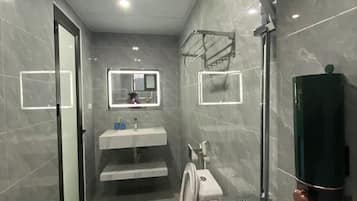 Chuveiro, produtos de toalete grátis, secador de cabelo