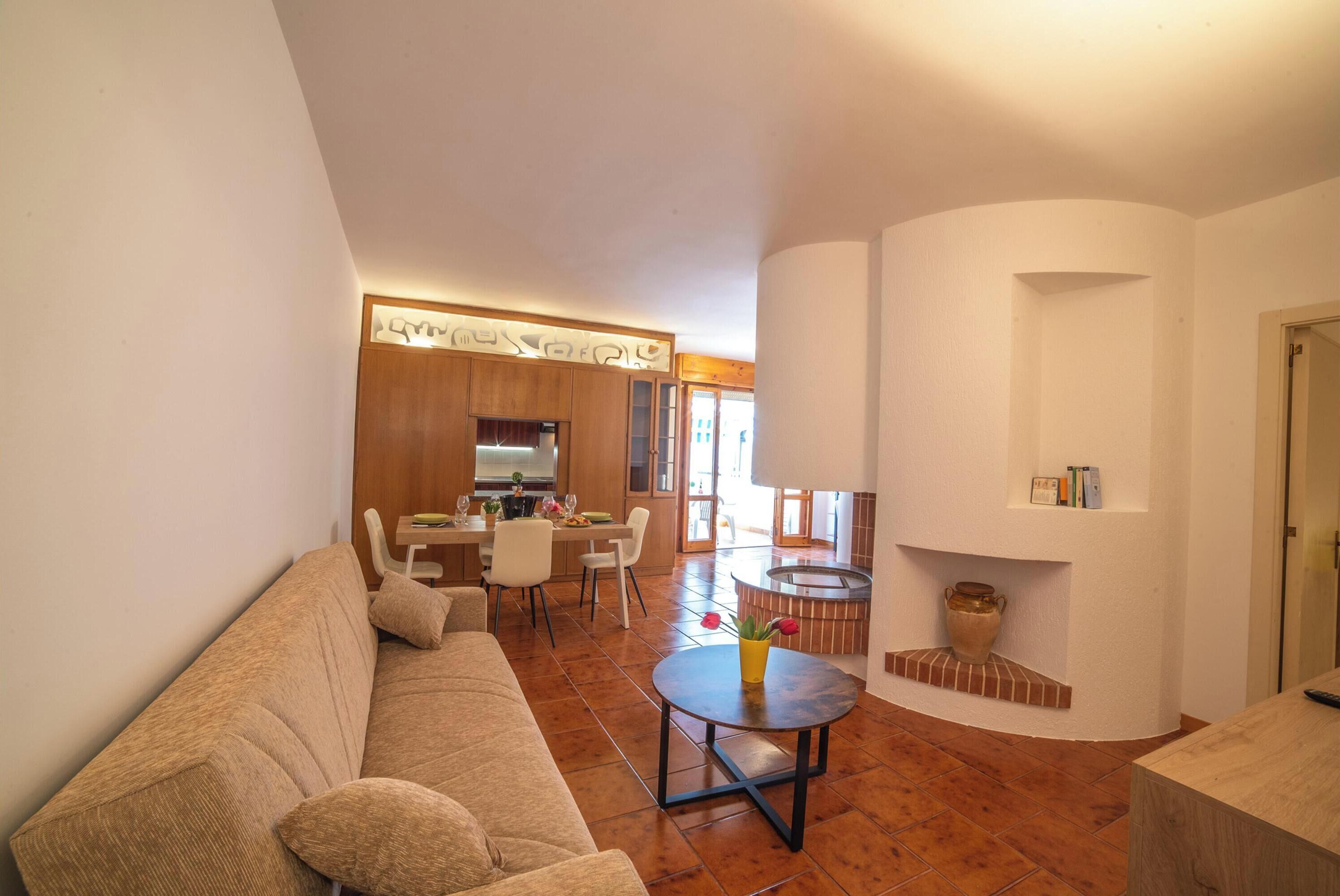 Apartamento Standard, vários quartos, 2 casas de banho (Otranto Flow Near Beach & Centre) | Sala de estar | Televisor de 21 polegadas com canais por cabo, lareira 